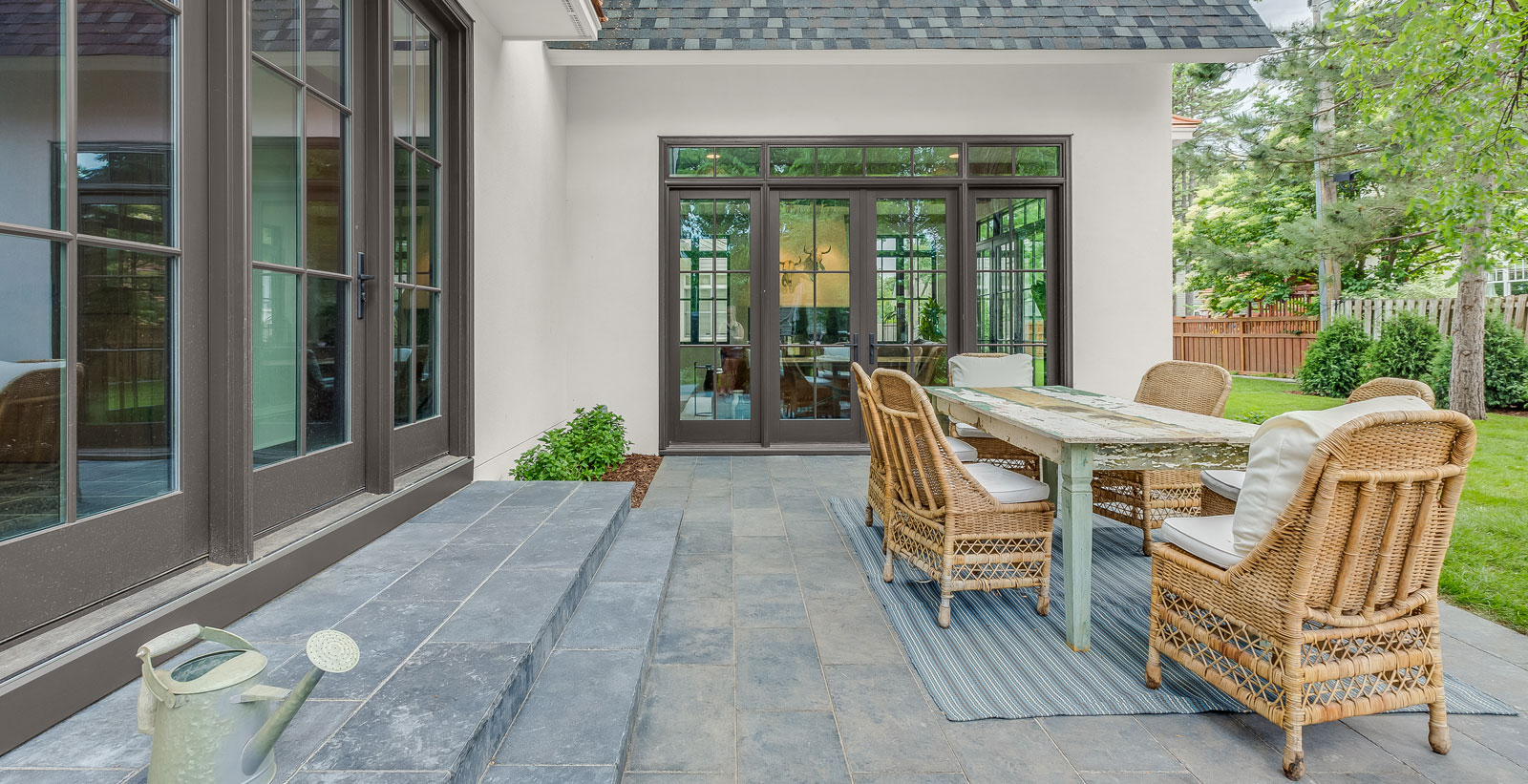 Patio Gris Casual | Inspiración de Colores para Espacios Exteriores | Behr